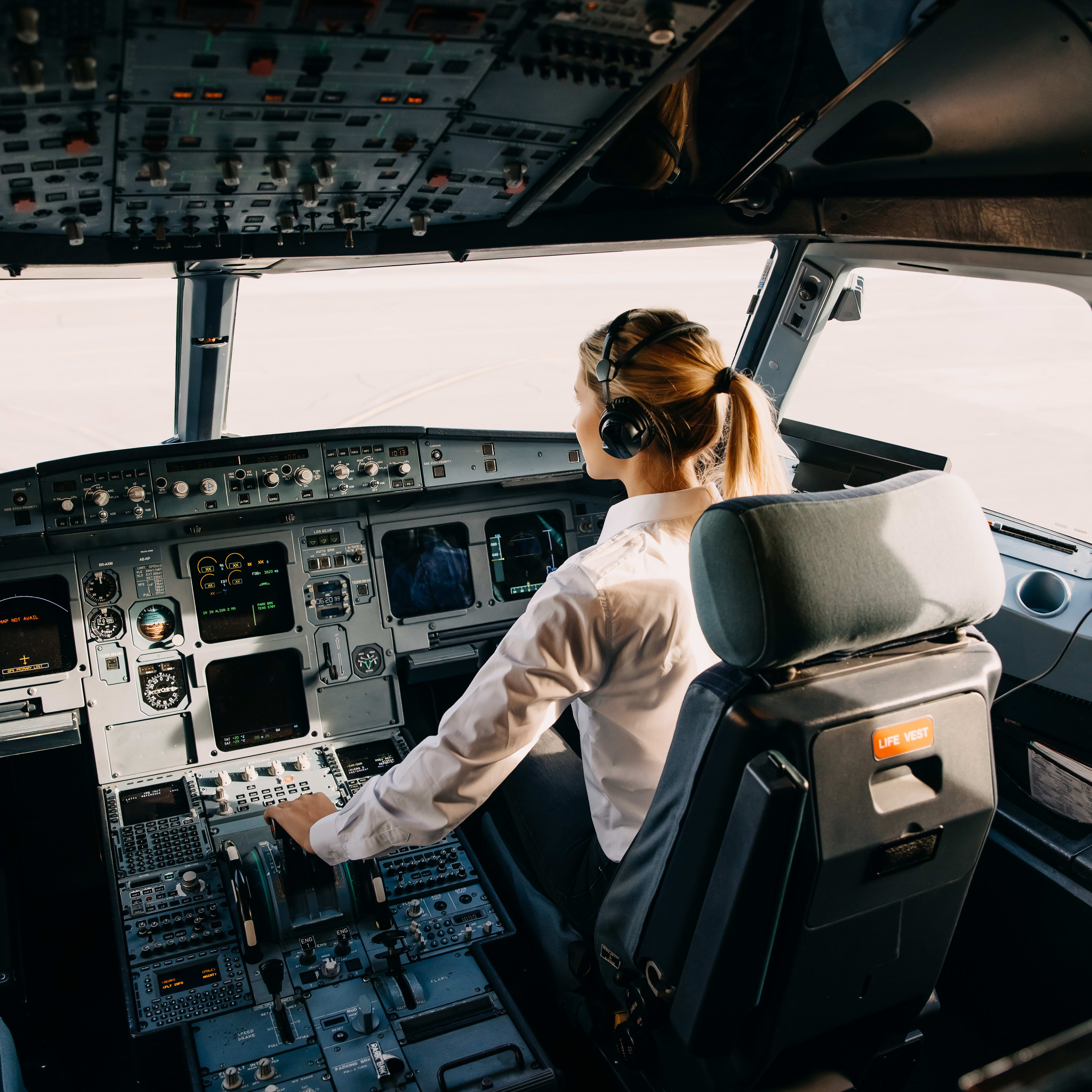 Senator Mistakenly Calls Female Pilot a 'Stewardess' and Apparently It ...