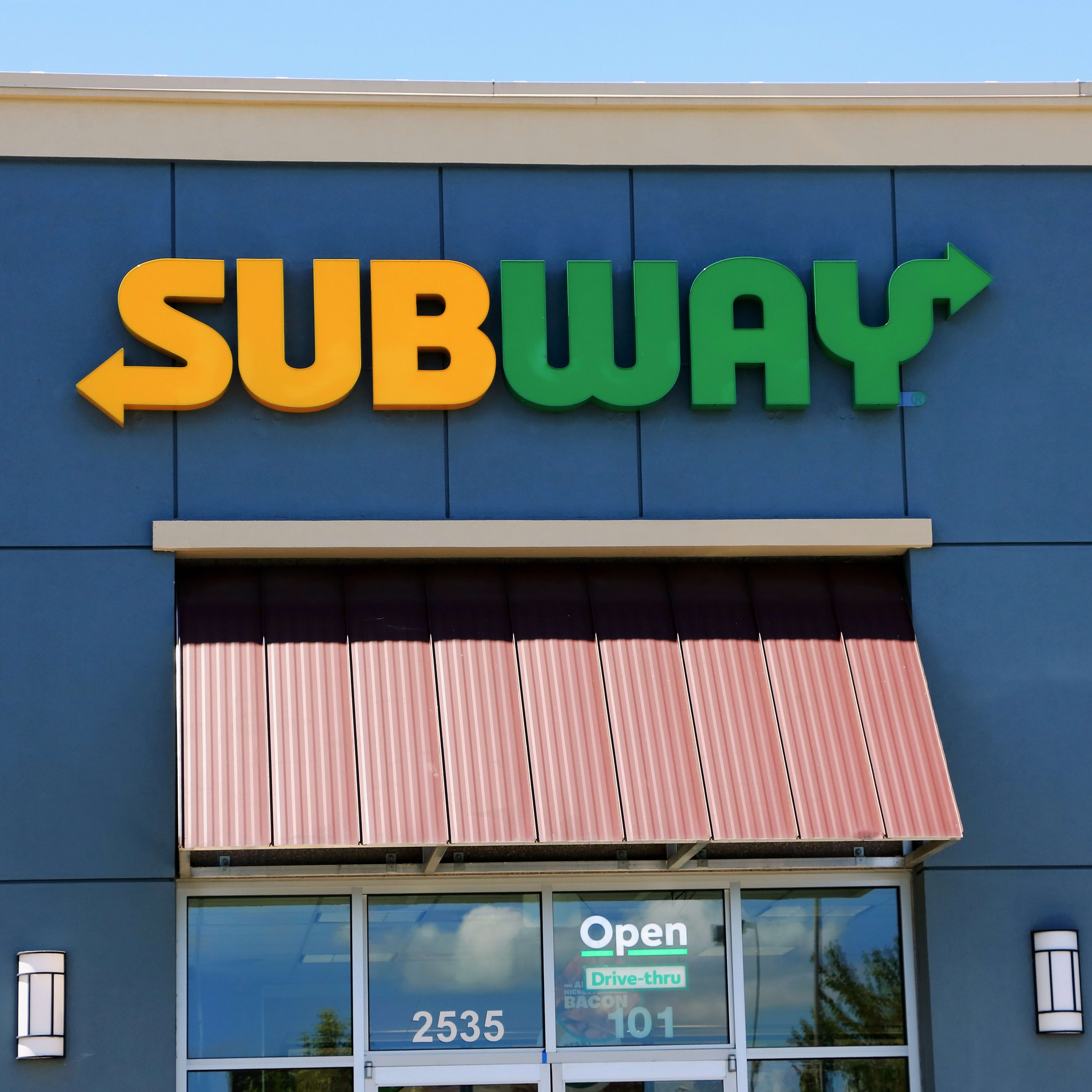 Iconic Red Robin Closes Dozens of Restaurants to Stay Affordable - Men ...