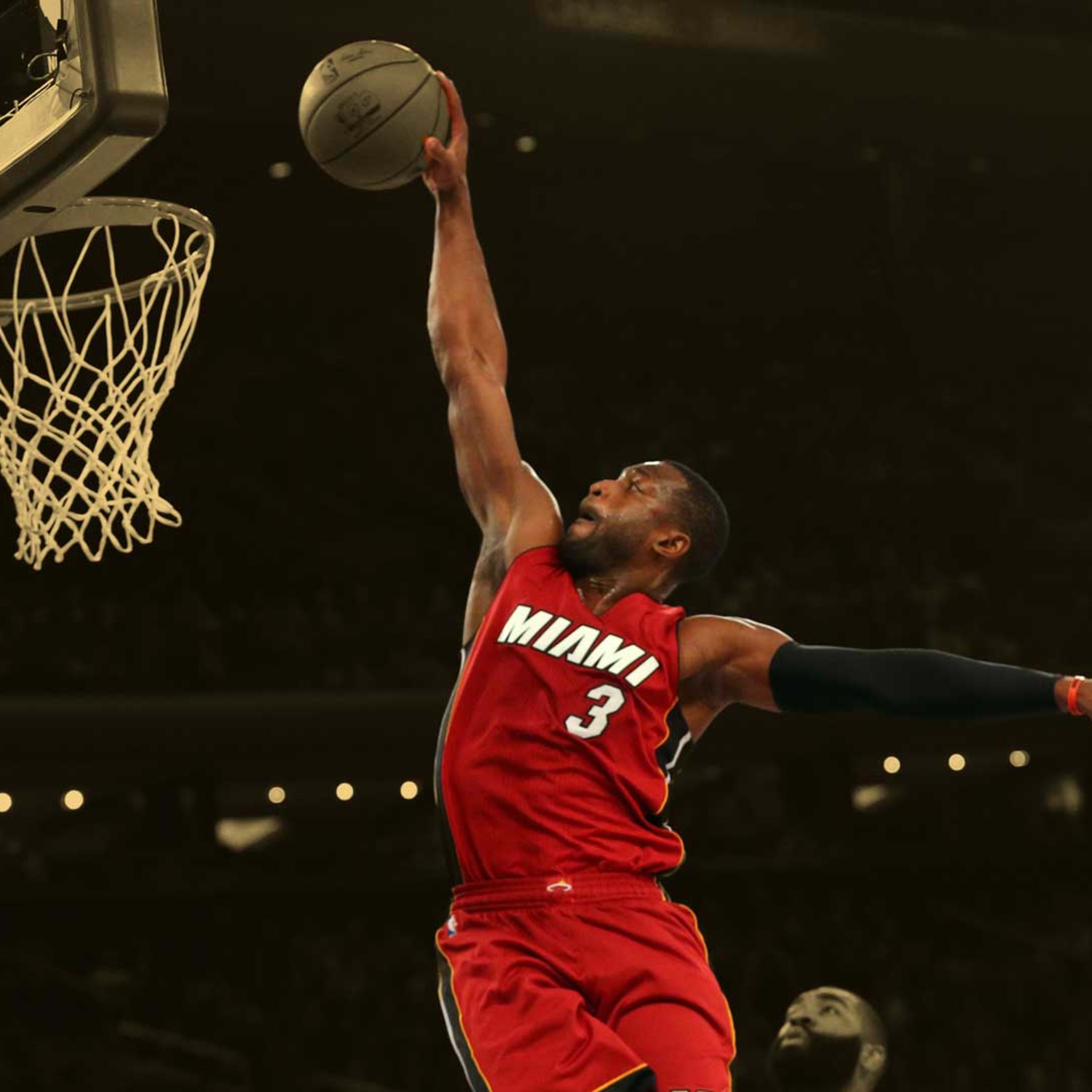 Dwyane Wade says he didn't throw a lob on iconic LeBron photo ...
